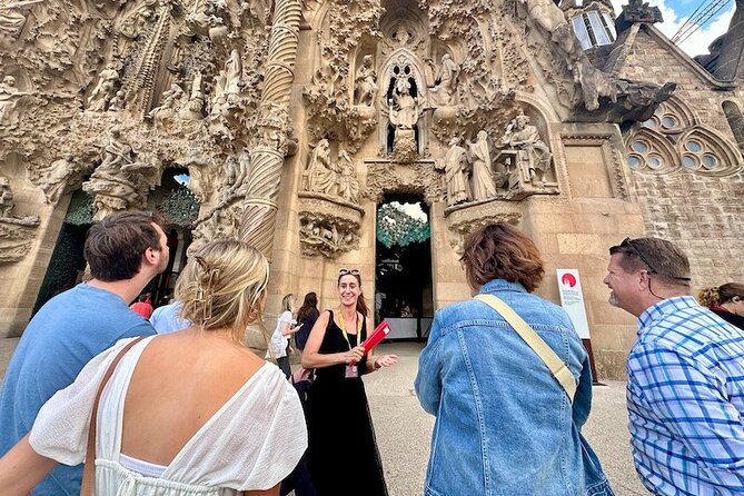 Barcelona in a Day Tour: Sagrada Familia, Park Guell and Old Town - Key Points