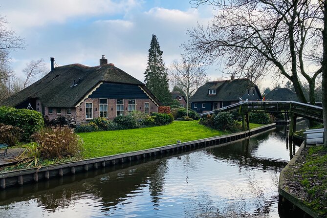 Giethoorn and Zaanse Schans Day Tour Small Group Incl. Boat Ride - The Charm of Giethoorn: The Dutch “Venice”