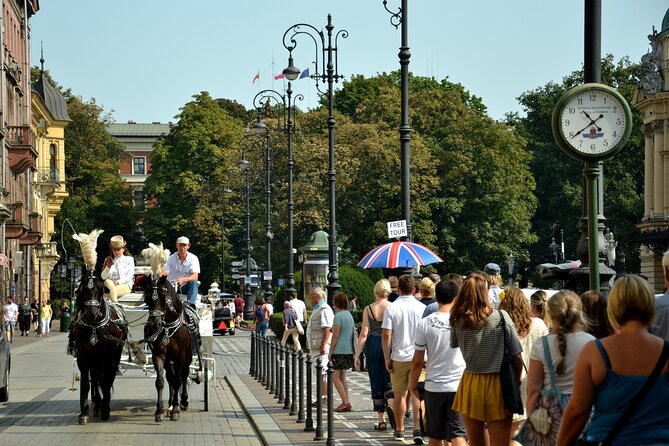 Krakow's Essential Tour of the Old Town and Wawel Castle - Exploring Krakow’s Old Town and Wawel Castle