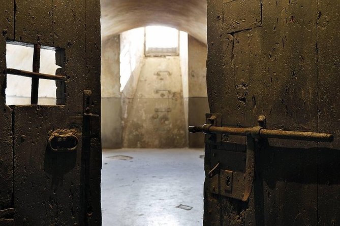 Private Barcelona Old Town & Sky Views: Montjuic Castle & Cable Car Tour - Discovering Barcelona from Top to Bottom: A Detailed Look