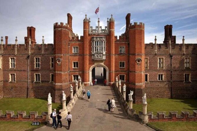 Private Guided Tour of Hampton Court Palace - A Closer Look at the Tour Experience
