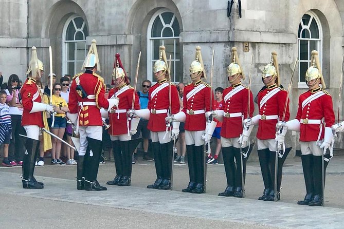 Private London Tours by Experienced Guide in New London Taxi - A Closer Look at the Experience