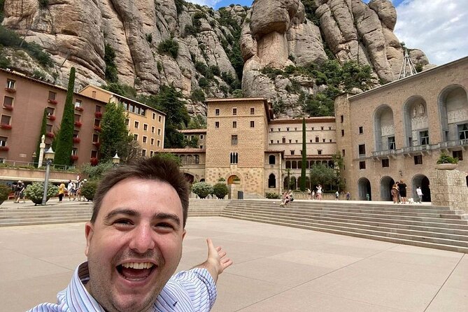 Barcelona to Montserrat: Guided Tour & Return Bus Transfers