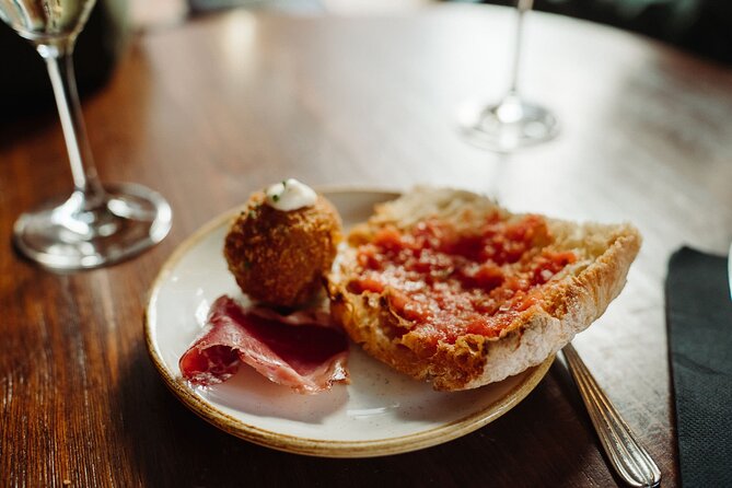 Bohemian Barcelona Neighborhood Evening Tapas & Wine Tour