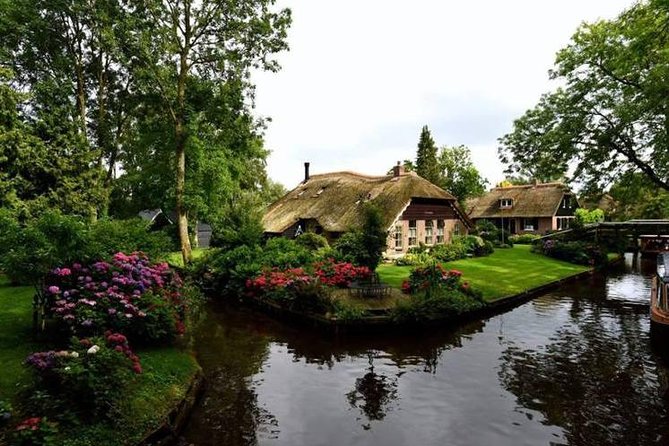 Giethoorn and Zaanse Schans Day Tour with Small Boat Ride - What to Expect During the Day