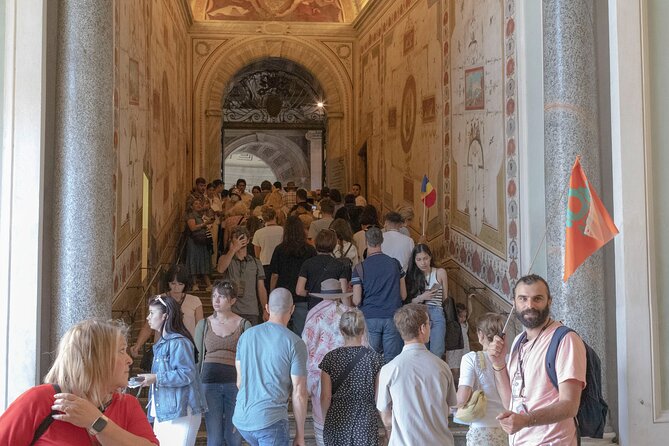 Guided tour of the Vatican Museums and Sistine Chapel in Spanish - Discovering the Vatican: A Closer Look at the Tour