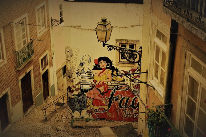 Lisbon Fado Experience: Walking Tour, Dinner and Live Music Show