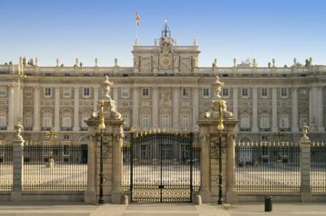 Private tour of the royal palace, private guide, fast entrance and pick up at the hotel. - Who Should Book This Tour?