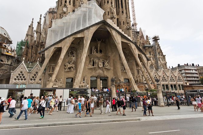 Sagrada Familia Guided Tour with Towers Access - Analyzing the Value: Is This Tour Worth It?