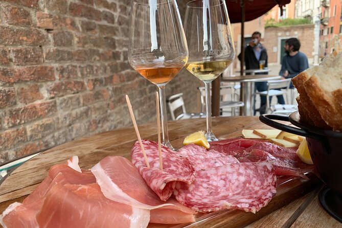 A Venetian Evening - Wine Tasting & Cicchetti with a Local guide - The Guide and Atmosphere