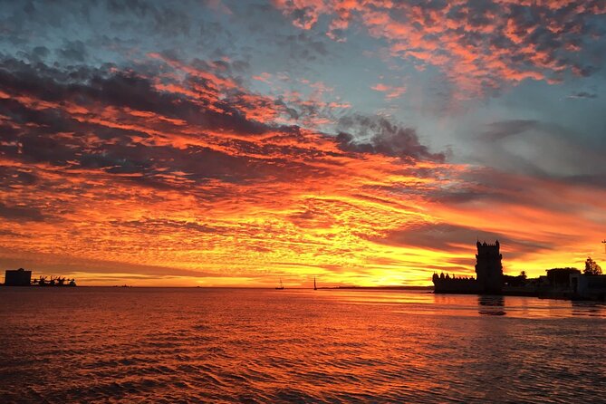 Golden Hour Boat Tour - Sailing by the Monuments with Wine - Practical Tips for Travelers