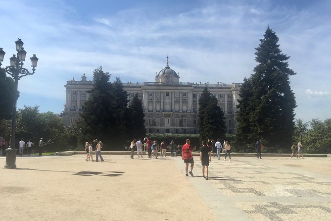 Private tour of the royal palace, private guide, fast entrance and pick up at the hotel. - FAQs
