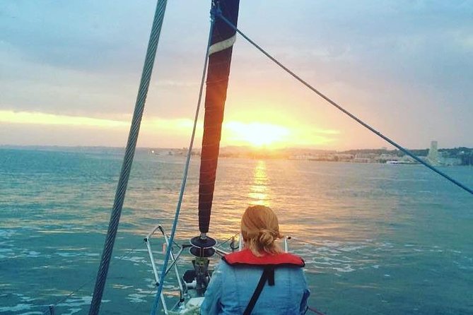 Sunset Sailing Tour On The Tagus River - The Group Size and Atmosphere