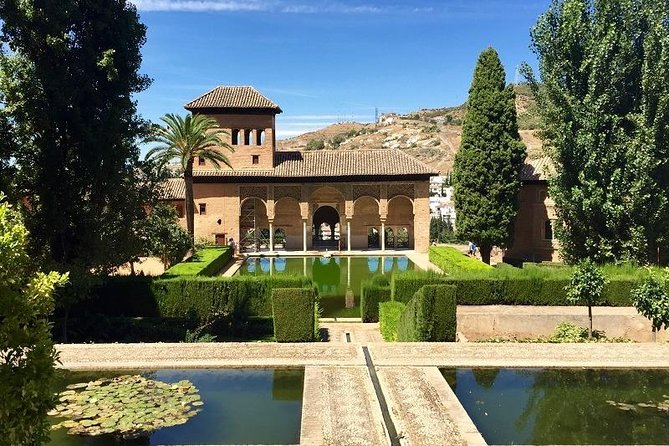 Alhambra, Nasrid Palaces and Generalife Private Tour from Malaga - The Experience and Atmosphere