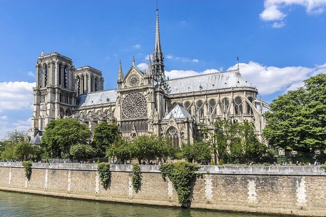 A Morning in Paris Food Tour: Croissants, Baguettes & Chocolate