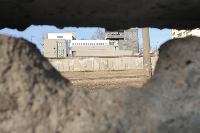 Cold War and Berlin Wall Tour in Italian - Key Points