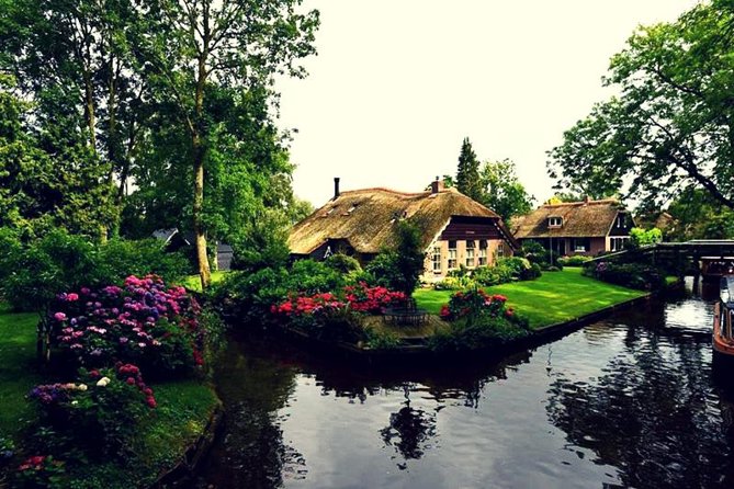 Giethoorn Day Tour from Amsterdam with Small Boat Ride - Key Points
