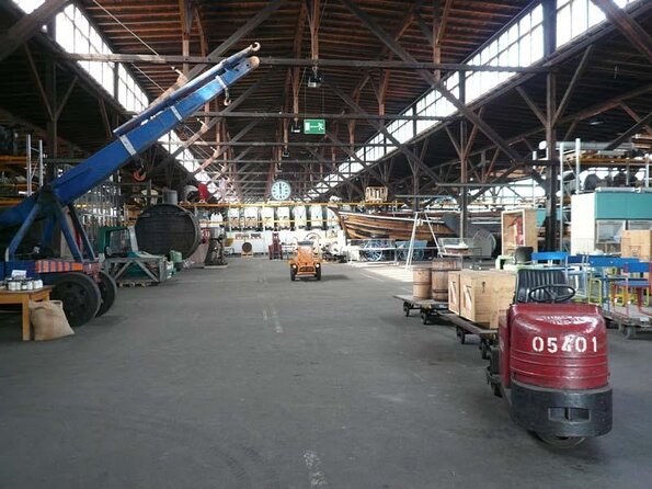 Hop-on hop-off on the water with the Maritime Circle Line in Hamburg - Why Choose the Maritime Circle Line Water Tour?