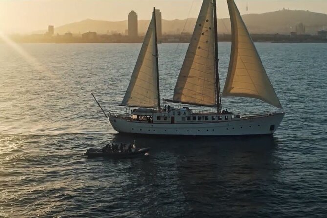 1,5 Hour sunset Tour on a Historical Boat with music DJ &, drinks - What to Expect: Details and Considerations