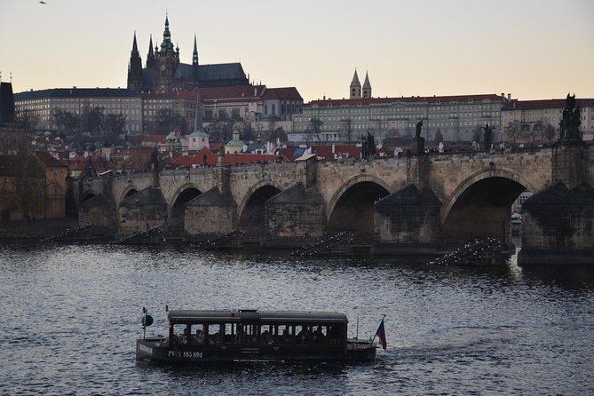 2:5-Hour Walking Tour of Old Town Prague with Boat Ride - Key Points