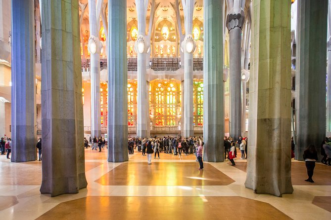Fast Track Sagrada Familia Guided Tour - Discovering the Sagrada Familia: What You Can Expect