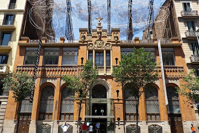 Private 4h Tour Of Camp Nou And Most Emblematic Sites Of Barcelona with pick up - Key Points