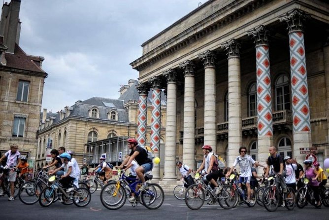 Private electric bike across the Paris Wonders (night ) - Starting Point and Flexibility