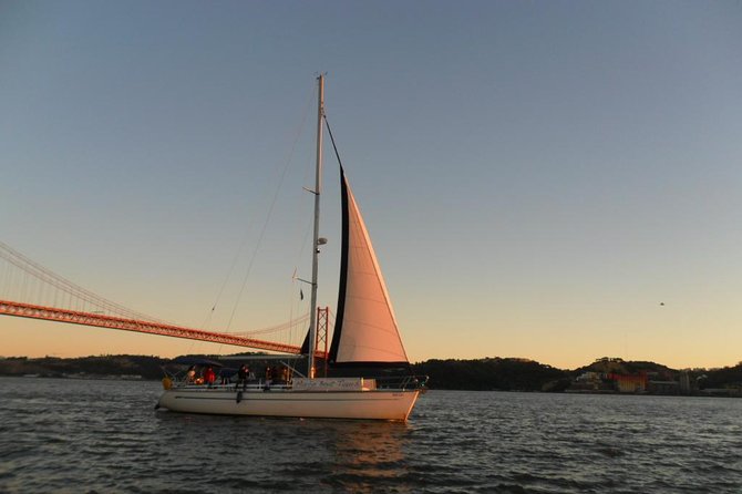 Private Sunset Sailing Tour in Lisbon with welcome drink - Key Points