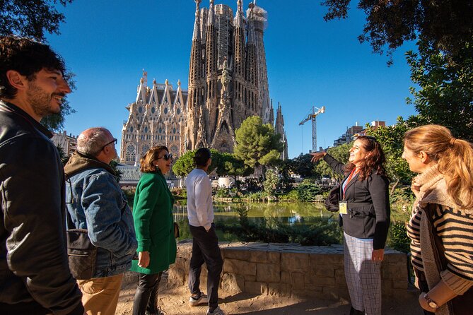 Sagrada Familia Small Group Guided Tour with Skip the Line Ticket - Key Points