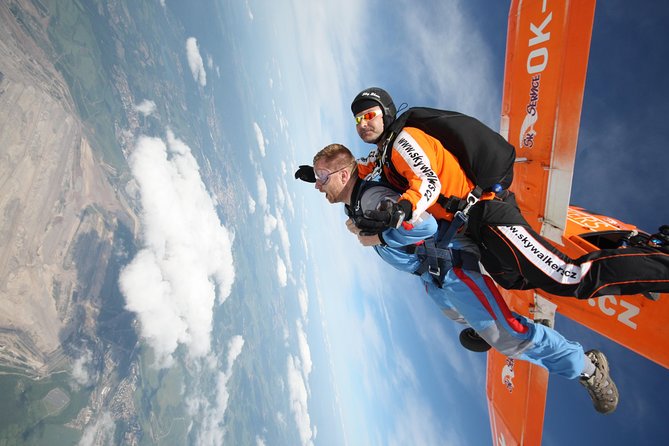 Tandem Skydiving Adventure in Prague - An In-Depth Look at the Skydiving Experience in Prague