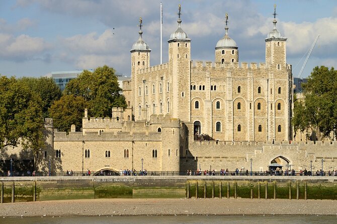 Tower of London Crown Jewels and English Royal History Tour - Walking Through the History: The Itinerary in Detail