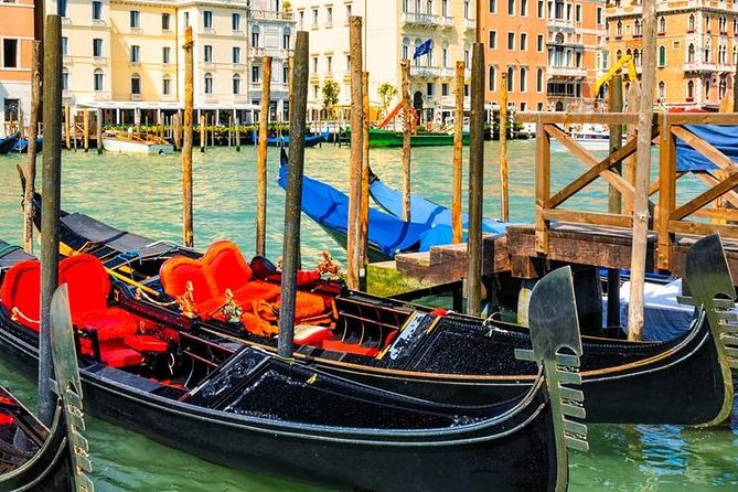 Venice: Private Serenade Gondola Tour - 30 minutes - Exploring Venice on a 30-Minute Private Gondola with Serenade