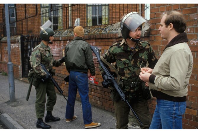 2 Hour Terror and Mural History Belfast taxi Private Tour