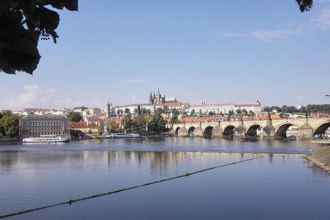 2:5-Hour Walking Tour of Old Town Prague with Boat Ride - A Walk Through Prague’s Old Town: Setting the Scene