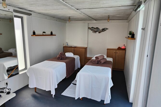 Akrotiri: Couples Massage with Dinner, Pool Access, wine, fruits