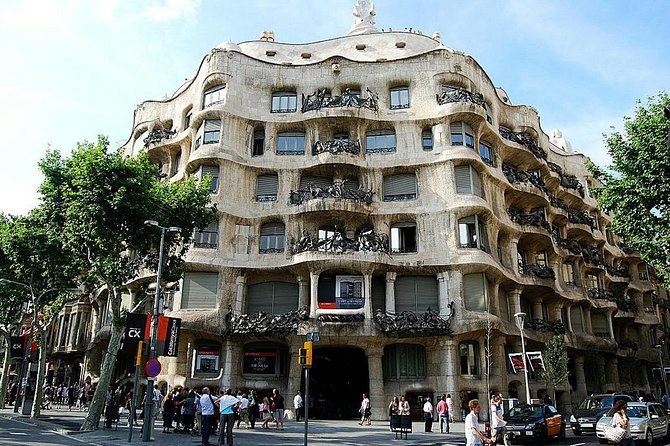 Barcelona Private Walking Tour with Skip the Line La Pedrera and Casa Batllo - Authentic Experiences and What Travelers Say