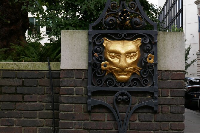 Fashion History Walking Tour in London - The Value of a Knowledgeable Guide