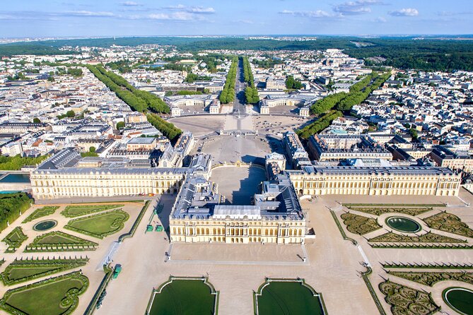 Fly around Paris with a local pilot