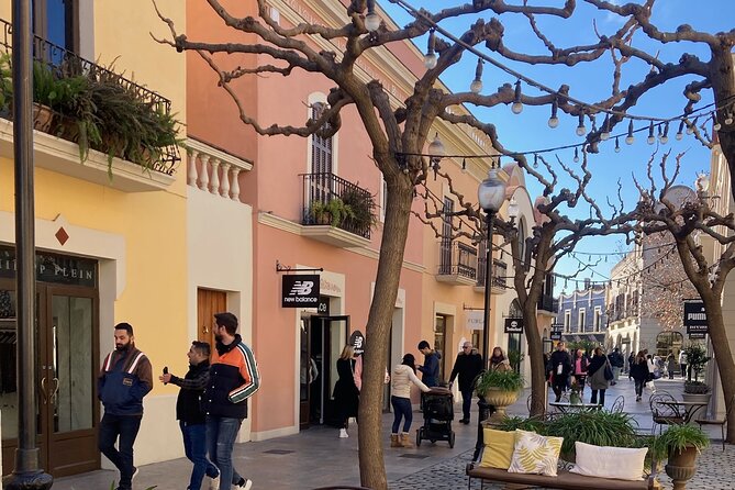 La Roca Village: private Round-Trip Transfer - Analyzing the Price and Value