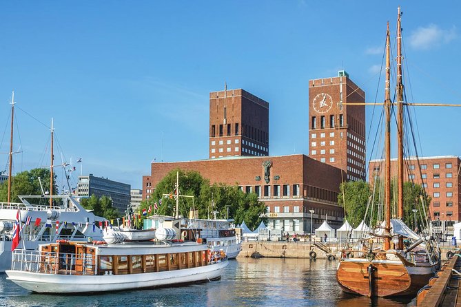 Oslo: Private VIP City Tour by Luxury Minivan with Driver & Guide