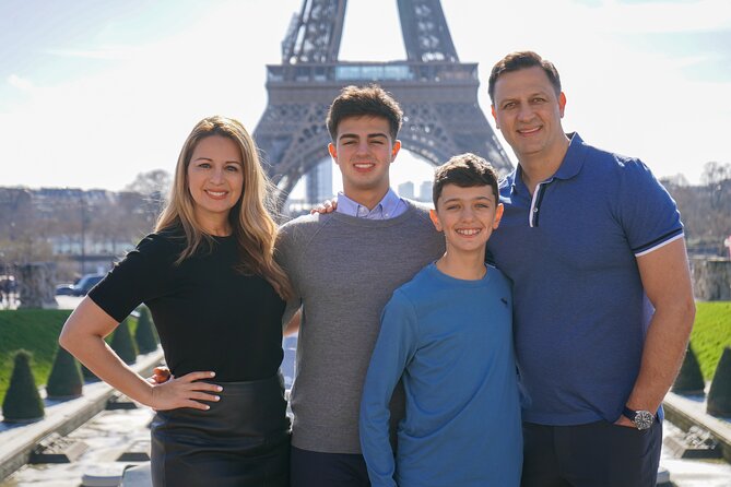Photo Session in Paris - Photographer at the Eiffel Tower