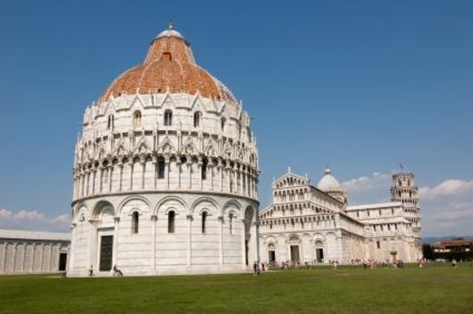 Pisa walking tour with private shooting