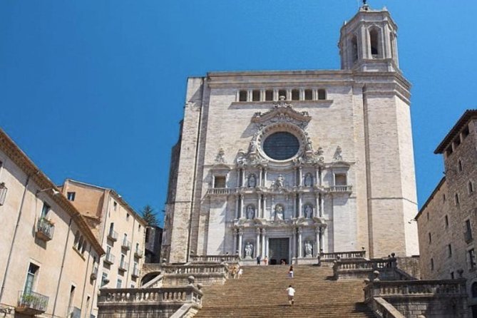 Private Girona Tour, Costa Brava Beach & Seaside Lunch Experience - Exploring Girona: Medieval Marvels and Hidden Gems