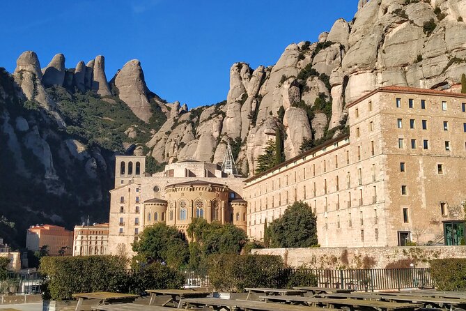 Private Tour to Montserrat with a specialized local guide - What Makes This Tour Stand Out?