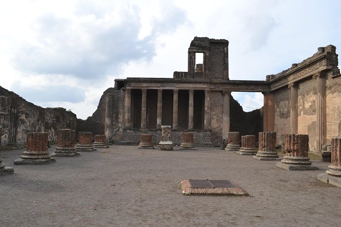 Transfer from Naples to Positano with 2 hours Private Tour in Pompeii