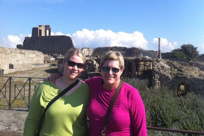 Herculaneum Private Guided Tour Led by a Local Top-rated Guide - All inclusive - Walking Through Ancient Herculaneum