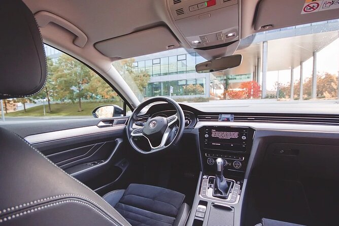 Private ARRIVAL Transfer by LIMOUSINE 3+1pax - The Sum Up