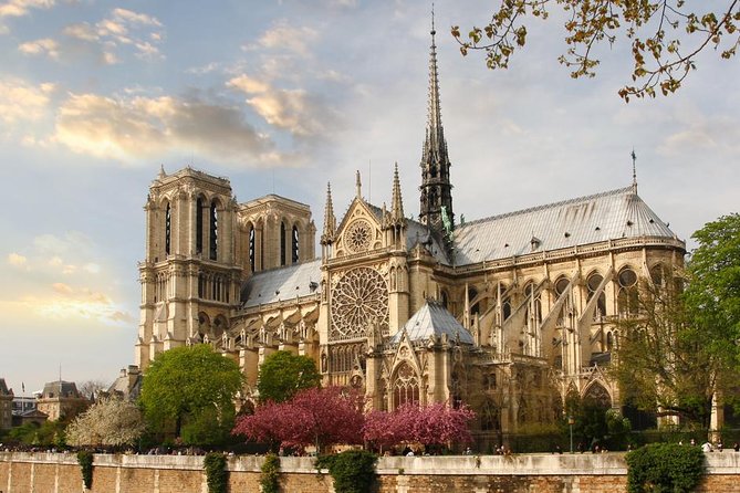 Private electric bike across the Paris Wonders (night ) - The Experience of Riding an Electric Bike