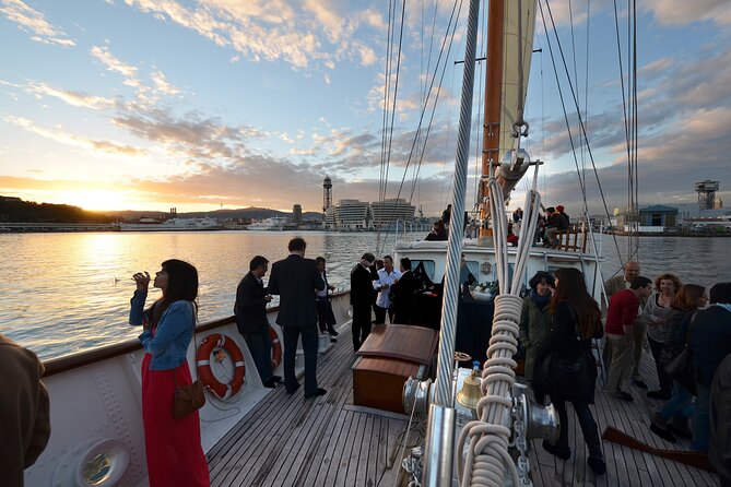 1,5 Hour sunset Tour on a Historical Boat with music DJ &, drinks - FAQs