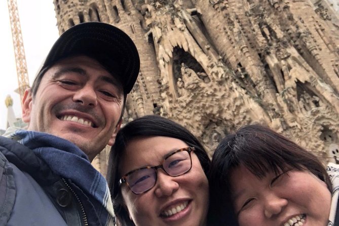 Golden Hour in Gaudi's Sagrada Familia with expert Guide - Who Should Consider This Tour